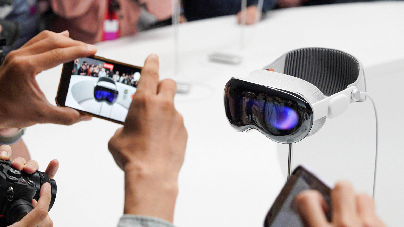 Ultimate Immersive Tech Battle: Vision Pro vs. Meta Quest 3